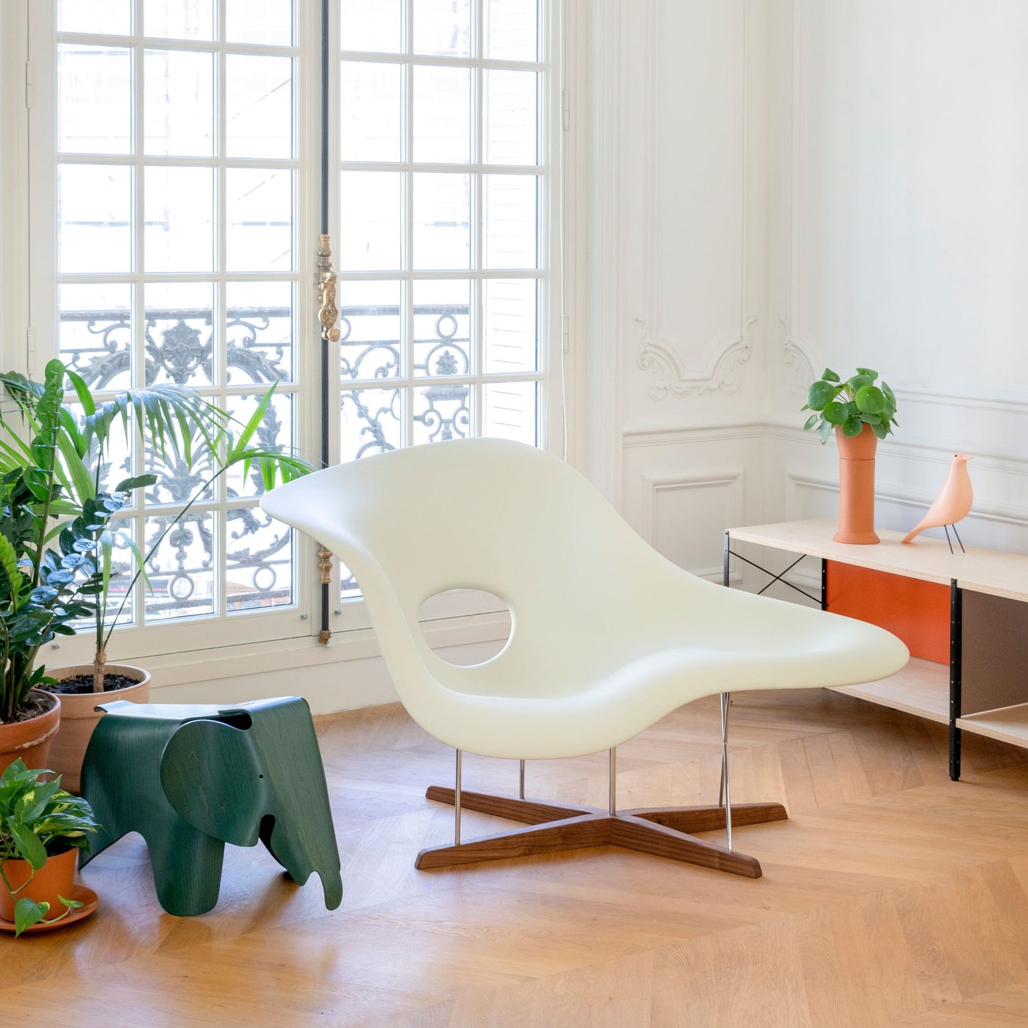 Charles & Ray Eames La Chaise | Vitra